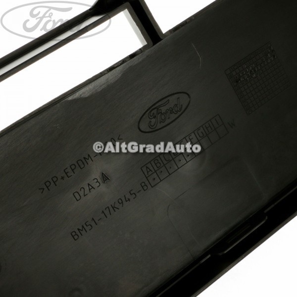 Grila bara fata, mijloc cu gaura pentru sistem parcare Ford Focus 3 Grila bara fata, mijloc cu gaura pentru sistem parcare Ford Focus 3